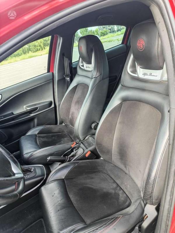 Sarkans Alfa Romeo Giulietta 2016 Viļņa, ar dzinēja tilpumu 1.70 L un nobraukumu 169 tūkst. km par 15500 €, foto 9 vietnē AUTOMOTO.COM.LV