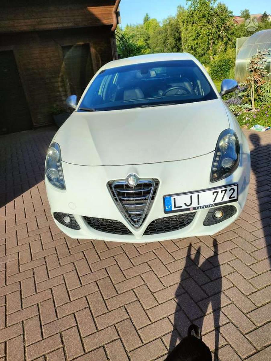 Balts Alfa Romeo Giulietta 2010 Šilalė, ar dzinēja tilpumu 1.60 L un nobraukumu 255 tūkst. km par 3900 €, foto 5 vietnē AUTOMOTO.COM.LV