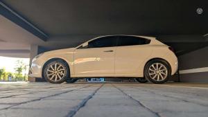 White Alfa Romeo Giulietta 2010 in Kaunas, with an engine capacity of 1.37 L and mileage of 256 thousand km for 3650 €, photo  on AUTOMOTO.COM.LV