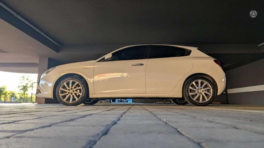 White Alfa Romeo Giulietta 2010 in Kaunas, with an engine capacity of 1.37 L and mileage of 256 thousand km for 3650 €, photo 1 on AUTOMOTO.COM.LV