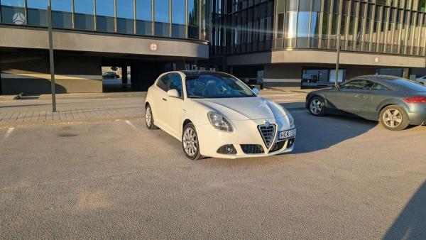 White Alfa Romeo Giulietta 2010 in Kaunas, with an engine capacity of 1.37 L and mileage of 256 thousand km for 3650 €, photo 2 on AUTOMOTO.COM.LV