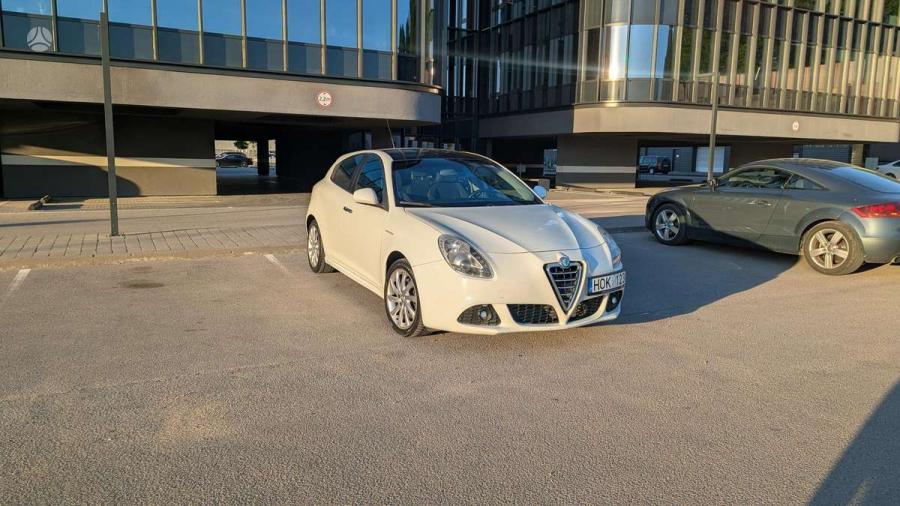 White Alfa Romeo Giulietta 2010 in Kaunas, with an engine capacity of 1.37 L and mileage of 256 thousand km for 3650 €, photo 3 on AUTOMOTO.COM.LV