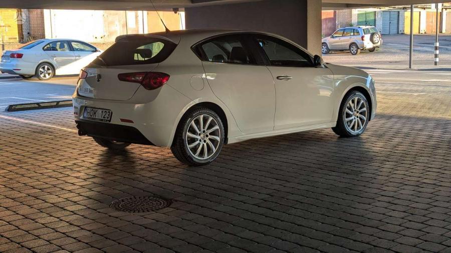 White Alfa Romeo Giulietta 2010 in Kaunas, with an engine capacity of 1.37 L and mileage of 256 thousand km for 3650 €, photo 4 on AUTOMOTO.COM.LV