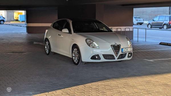 White Alfa Romeo Giulietta 2010 in Kaunas, with an engine capacity of 1.37 L and mileage of 256 thousand km for 3650 €, photo 4 on AUTOMOTO.COM.LV