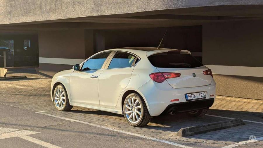 White Alfa Romeo Giulietta 2010 in Kaunas, with an engine capacity of 1.37 L and mileage of 256 thousand km for 3650 €, photo 6 on AUTOMOTO.COM.LV