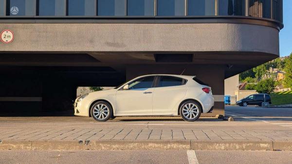 White Alfa Romeo Giulietta 2010 in Kaunas, with an engine capacity of 1.37 L and mileage of 256 thousand km for 3650 €, photo 6 on AUTOMOTO.COM.LV