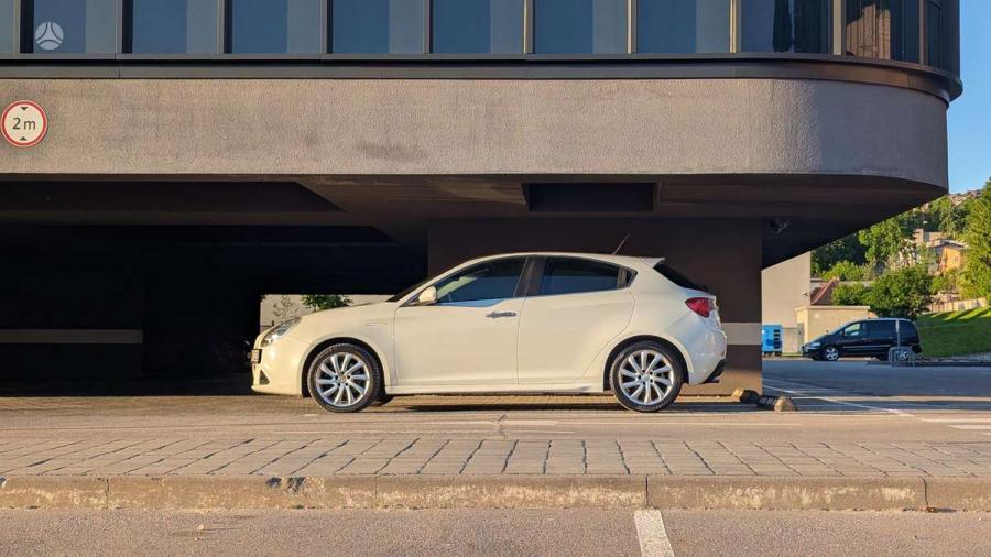 White Alfa Romeo Giulietta 2010 in Kaunas, with an engine capacity of 1.37 L and mileage of 256 thousand km for 3650 €, photo 7 on AUTOMOTO.COM.LV