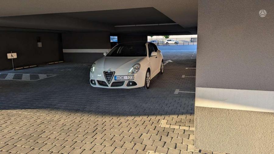 White Alfa Romeo Giulietta 2010 in Kaunas, with an engine capacity of 1.37 L and mileage of 256 thousand km for 3650 €, photo 8 on AUTOMOTO.COM.LV