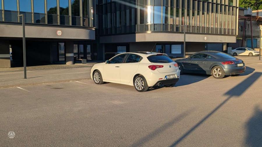 White Alfa Romeo Giulietta 2010 in Kaunas, with an engine capacity of 1.37 L and mileage of 256 thousand km for 3650 €, photo 9 on AUTOMOTO.COM.LV