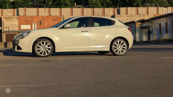 White Alfa Romeo Giulietta 2010 in Kaunas, with an engine capacity of 1.37 L and mileage of 256 thousand km for 3650 €, photo 9 on AUTOMOTO.COM.LV