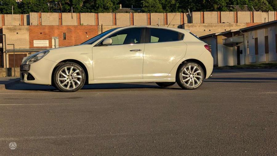 White Alfa Romeo Giulietta 2010 in Kaunas, with an engine capacity of 1.37 L and mileage of 256 thousand km for 3650 €, photo 10 on AUTOMOTO.COM.LV