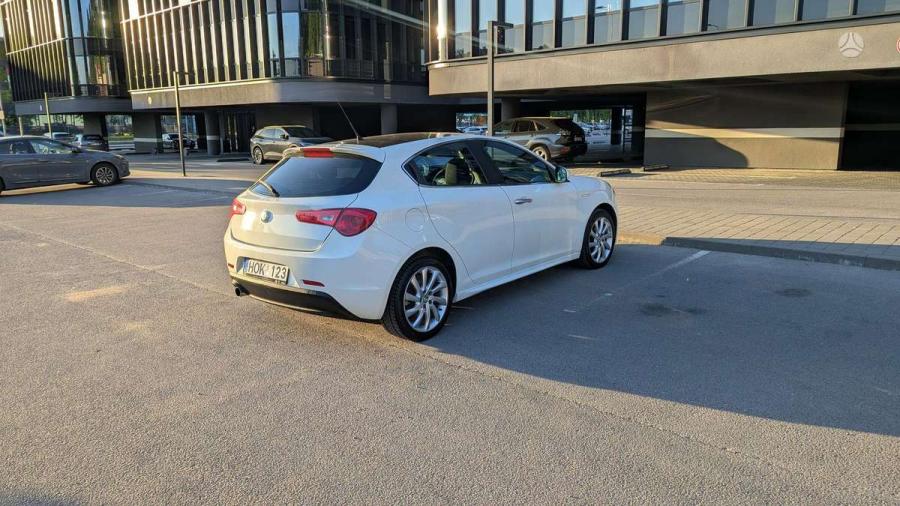 White Alfa Romeo Giulietta 2010 in Kaunas, with an engine capacity of 1.37 L and mileage of 256 thousand km for 3650 €, photo 12 on AUTOMOTO.COM.LV