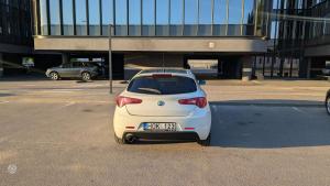 White Alfa Romeo Giulietta 2010 in Kaunas, with an engine capacity of 1.37 L and mileage of 256 thousand km for 3650 €, photo 13 on AUTOMOTO.COM.LV
