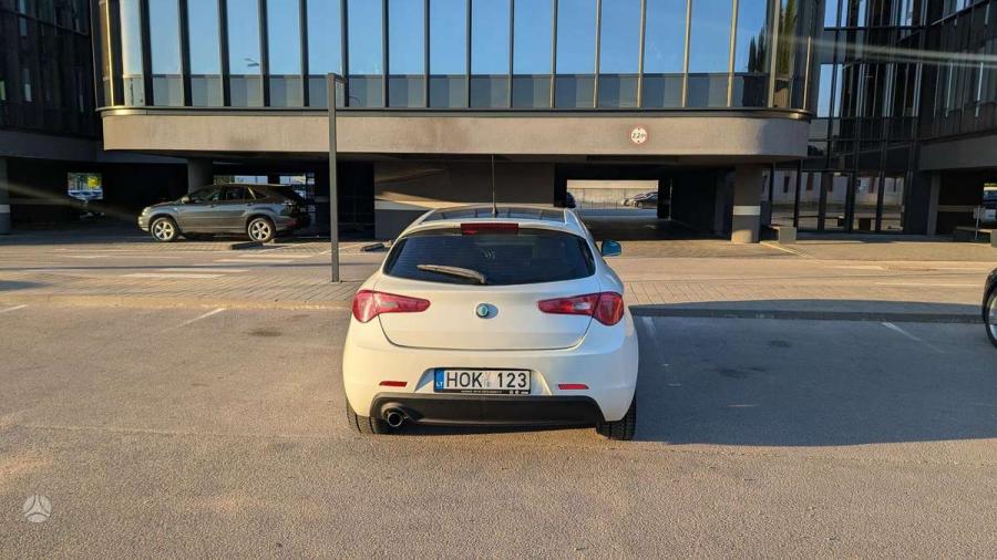White Alfa Romeo Giulietta 2010 in Kaunas, with an engine capacity of 1.37 L and mileage of 256 thousand km for 3650 €, photo 13 on AUTOMOTO.COM.LV