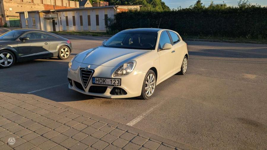 White Alfa Romeo Giulietta 2010 in Kaunas, with an engine capacity of 1.37 L and mileage of 256 thousand km for 3650 €, photo 15 on AUTOMOTO.COM.LV