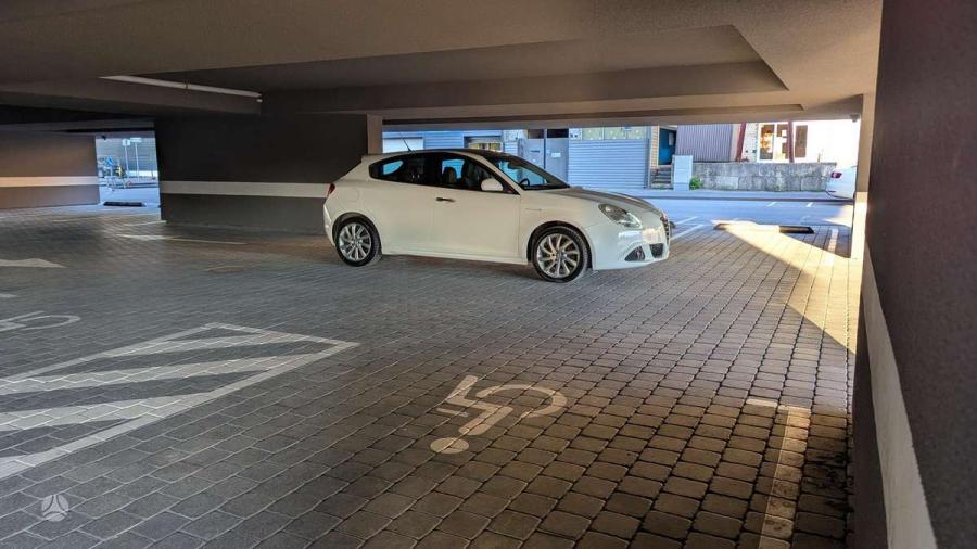 White Alfa Romeo Giulietta 2010 in Kaunas, with an engine capacity of 1.37 L and mileage of 256 thousand km for 3650 €, photo 16 on AUTOMOTO.COM.LV