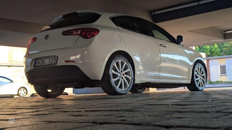 White Alfa Romeo Giulietta 2010 in Kaunas, with an engine capacity of 1.37 L and mileage of 256 thousand km for 3650 €, photo 17 on AUTOMOTO.COM.LV