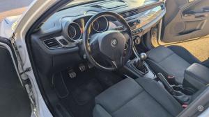 White Alfa Romeo Giulietta 2010 in Kaunas, with an engine capacity of 1.37 L and mileage of 256 thousand km for 3650 €, photo 20 on AUTOMOTO.COM.LV