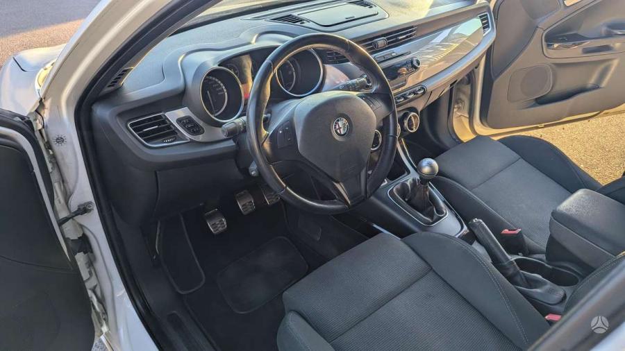 White Alfa Romeo Giulietta 2010 in Kaunas, with an engine capacity of 1.37 L and mileage of 256 thousand km for 3650 €, photo 20 on AUTOMOTO.COM.LV