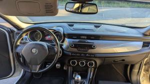 White Alfa Romeo Giulietta 2010 in Kaunas, with an engine capacity of 1.37 L and mileage of 256 thousand km for 3650 €, photo 22 on AUTOMOTO.COM.LV