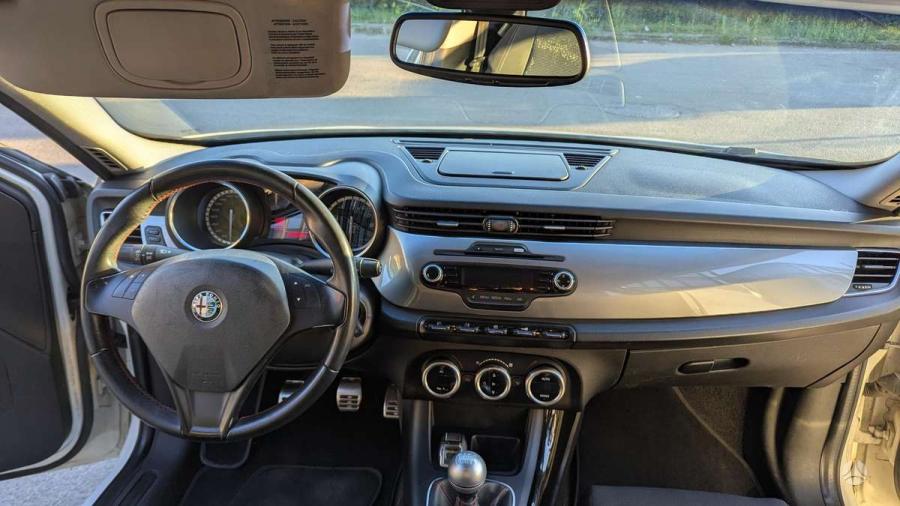 White Alfa Romeo Giulietta 2010 in Kaunas, with an engine capacity of 1.37 L and mileage of 256 thousand km for 3650 €, photo 22 on AUTOMOTO.COM.LV