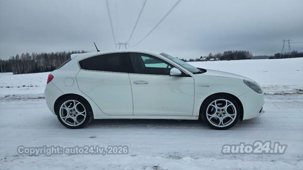 Balts Alfa Romeo Giulietta 2011 Tallina, ar dzinēja tilpumu 1.40 L un nobraukumu 267 tūkst. km par 4999 €, foto 4 vietnē AUTOMOTO.COM.LV