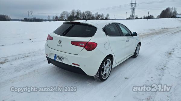 Balts Alfa Romeo Giulietta 2011 Tallina, ar dzinēja tilpumu 1.40 L un nobraukumu 267 tūkst. km par 4999 €, foto 5 vietnē AUTOMOTO.COM.LV