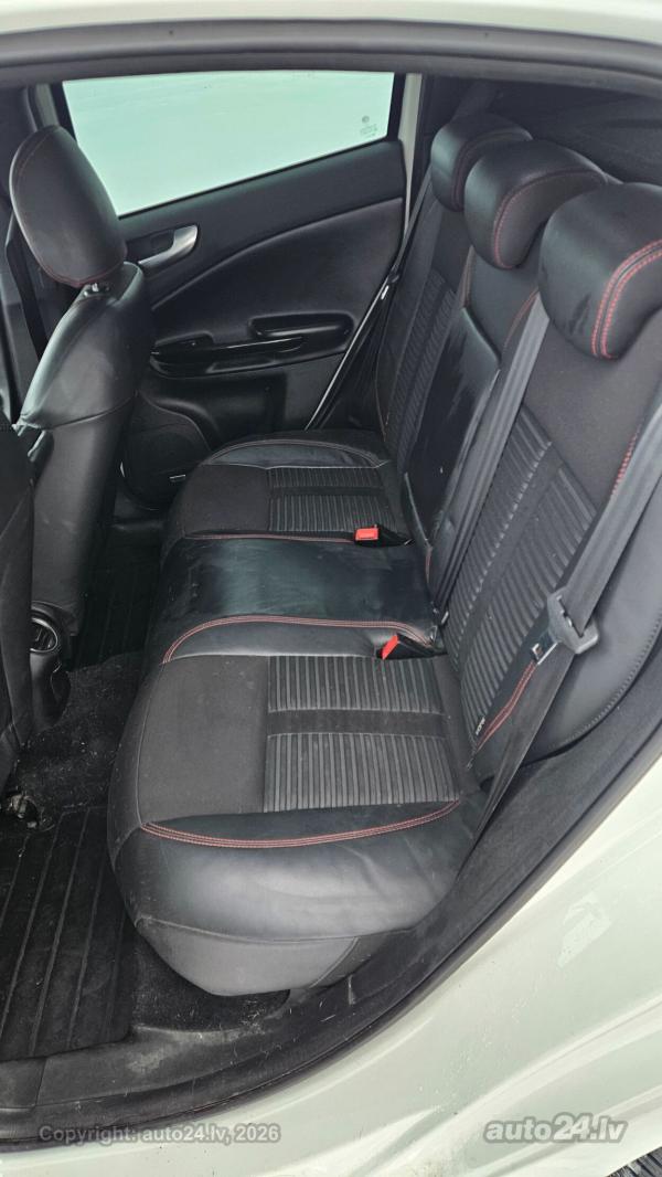 Balts Alfa Romeo Giulietta 2011 Tallina, ar dzinēja tilpumu 1.40 L un nobraukumu 267 tūkst. km par 4999 €, foto 11 vietnē AUTOMOTO.COM.LV