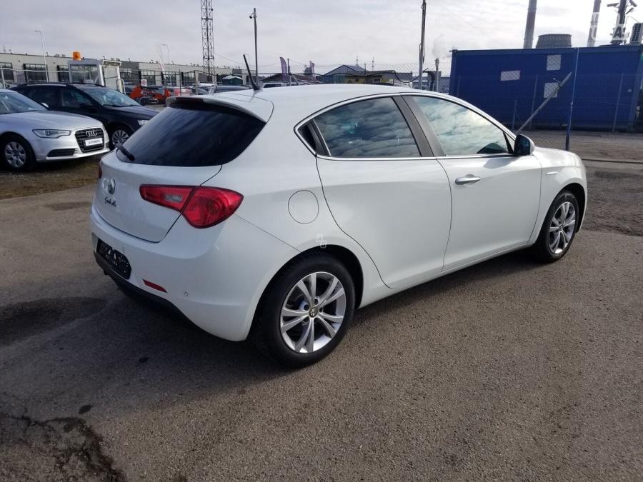 Balts Alfa Romeo Giulietta 2011 Kauņa, ar dzinēja tilpumu 1.40 L un nobraukumu 193 tūkst. km par 2999 €, foto 6 vietnē AUTOMOTO.COM.LV