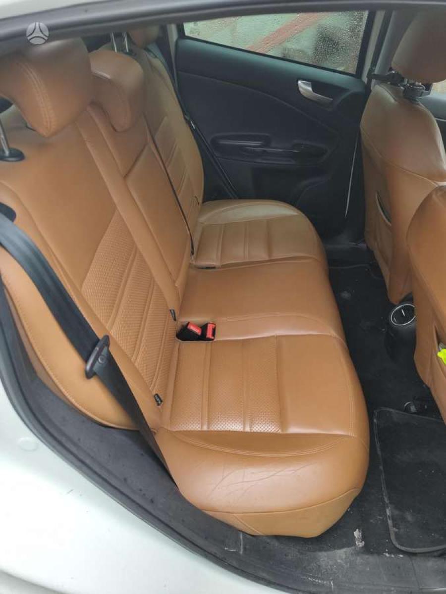 Balts Alfa Romeo Giulietta 2011 Trakai, ar dzinēja tilpumu 1.96 L un nobraukumu 200 tūkst. km par 1500 €, foto 12 vietnē AUTOMOTO.COM.LV