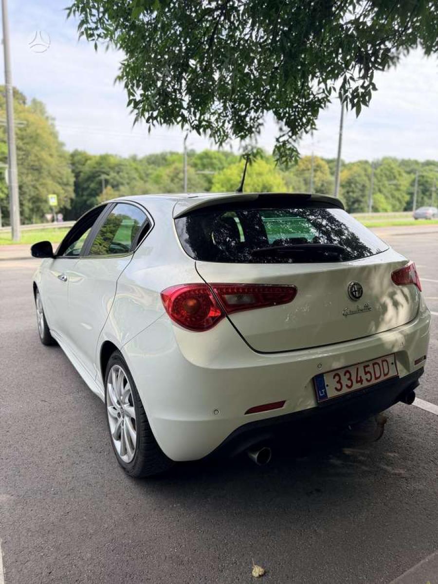Balts Alfa Romeo Giulietta 2011 Kauņa, ar dzinēja tilpumu 2.00 L un nobraukumu 243 tūkst. km par 3599 €, foto 3 vietnē AUTOMOTO.COM.LV