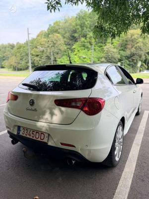 Balts Alfa Romeo Giulietta 2011 Kauņa, ar dzinēja tilpumu 2.00 L un nobraukumu 243 tūkst. km par 3599 €, foto 4 vietnē AUTOMOTO.COM.LV