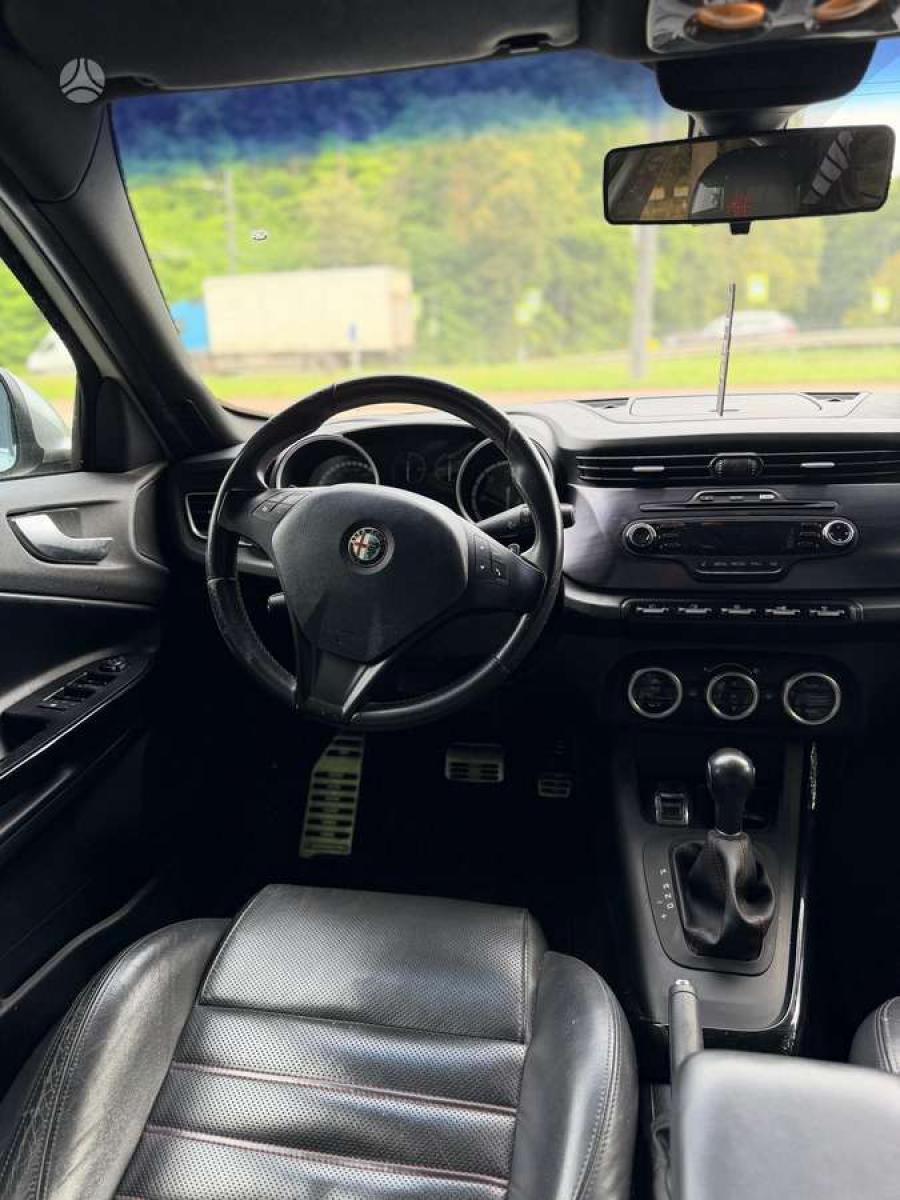 Balts Alfa Romeo Giulietta 2011 Kauņa, ar dzinēja tilpumu 2.00 L un nobraukumu 243 tūkst. km par 3599 €, foto 9 vietnē AUTOMOTO.COM.LV