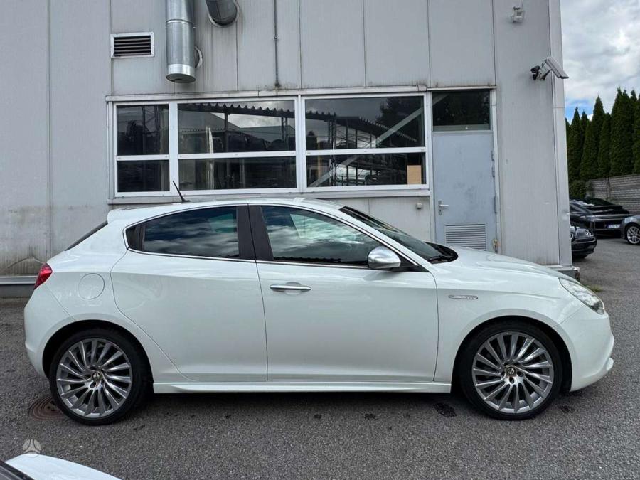 Balts Alfa Romeo Giulietta 2012 Rīga, ar dzinēja tilpumu 1.37 L un nobraukumu 229 tūkst. km par 5900 €, foto 5 vietnē AUTOMOTO.COM.LV