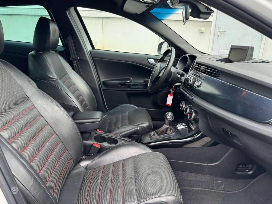 Balts Alfa Romeo Giulietta 2012 Rīga, ar dzinēja tilpumu 1.37 L un nobraukumu 229 tūkst. km par 5900 €, foto 12 vietnē AUTOMOTO.COM.LV