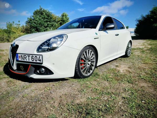 White Alfa Romeo Giulietta 2014 in Vilnius, with an engine capacity of 1.74 L and mileage of 177 thousand km for 8400 €, photo 1 on AUTOMOTO.COM.LV