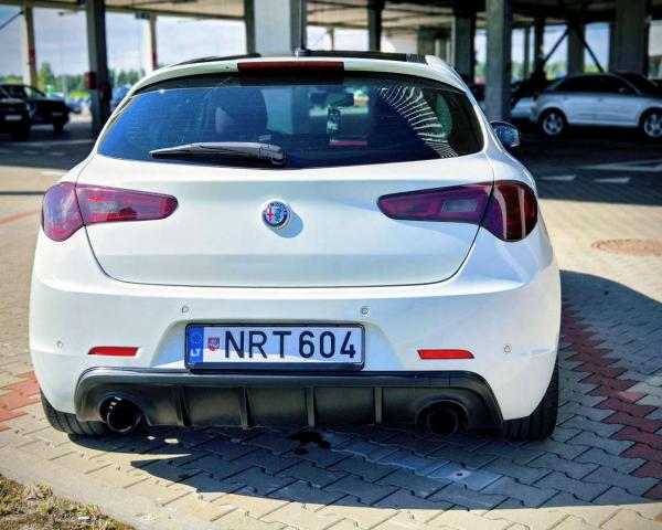 White Alfa Romeo Giulietta 2014 in Vilnius, with an engine capacity of 1.74 L and mileage of 177 thousand km for 8400 €, photo 3 on AUTOMOTO.COM.LV