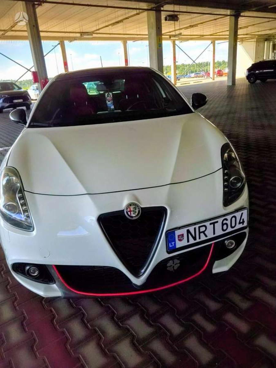 White Alfa Romeo Giulietta 2014 in Vilnius, with an engine capacity of 1.74 L and mileage of 177 thousand km for 8400 €, photo 4 on AUTOMOTO.COM.LV