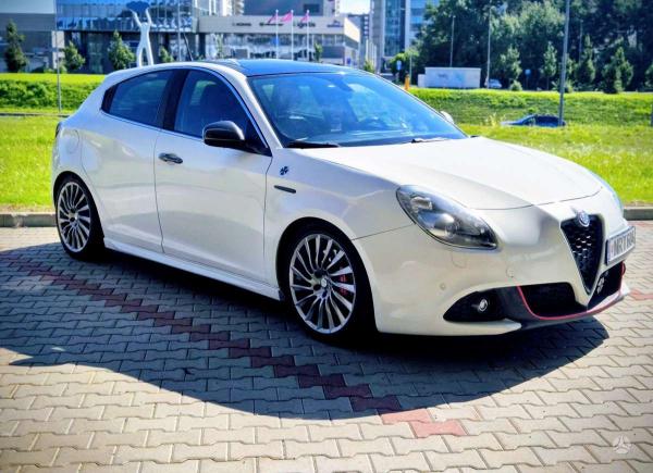White Alfa Romeo Giulietta 2014 in Vilnius, with an engine capacity of 1.74 L and mileage of 177 thousand km for 8400 €, photo 6 on AUTOMOTO.COM.LV