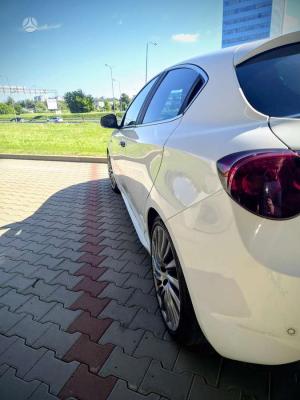 White Alfa Romeo Giulietta 2014 in Vilnius, with an engine capacity of 1.74 L and mileage of 177 thousand km for 8400 €, photo 7 on AUTOMOTO.COM.LV