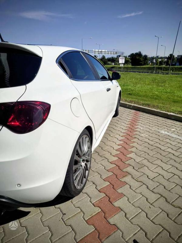 White Alfa Romeo Giulietta 2014 in Vilnius, with an engine capacity of 1.74 L and mileage of 177 thousand km for 8400 €, photo 8 on AUTOMOTO.COM.LV