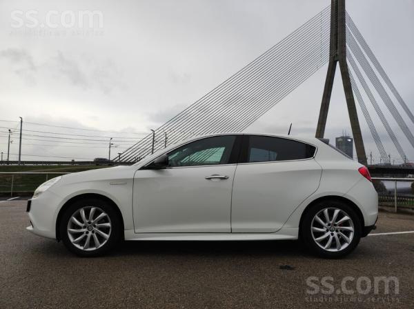 White Alfa Romeo Giulietta 2014 in Riga, with an engine capacity of 1.40 L and mileage of 164 thousand km for 5300 €, photo 8 on AUTOMOTO.COM.LV