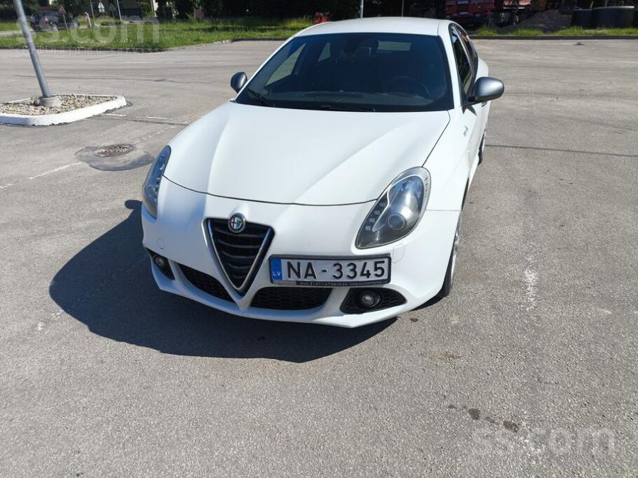 White Alfa Romeo Giulietta 2015 in Jelgava, with an engine capacity of 2.00 L and mileage of 315 thousand km for 3300 €, photo 2 on AUTOMOTO.COM.LV