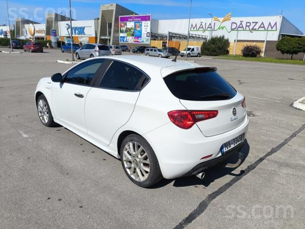 Balts Alfa Romeo Giulietta 2015 Jelgava, ar dzinēja tilpumu 2.00 L un nobraukumu 315 tūkst. km par 3500 €, foto 4 vietnē AUTOMOTO.COM.LV
