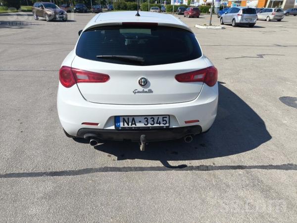 Balts Alfa Romeo Giulietta 2015 Jelgava, ar dzinēja tilpumu 2.00 L un nobraukumu 315 tūkst. km par 3500 €, foto 5 vietnē AUTOMOTO.COM.LV