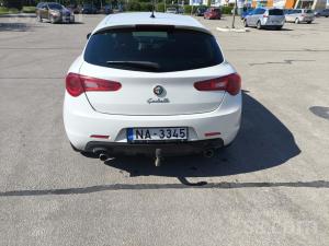 White Alfa Romeo Giulietta 2015 in Jelgava, with an engine capacity of 2.00 L and mileage of 315 thousand km for 3300 €, photo 5 on AUTOMOTO.COM.LV