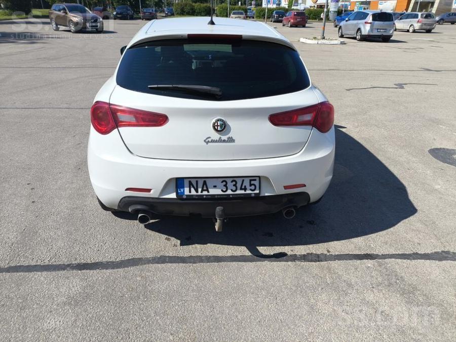 White Alfa Romeo Giulietta 2015 in Jelgava, with an engine capacity of 2.00 L and mileage of 315 thousand km for 3300 €, photo 5 on AUTOMOTO.COM.LV