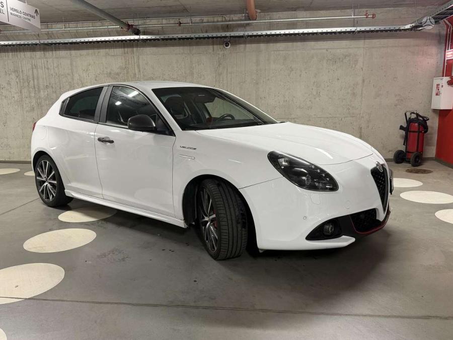 White Alfa Romeo Giulietta 2016 in Vilnius, with an engine capacity of 1.74 L and mileage of 95 thousand km for 14500 €, photo 1 on AUTOMOTO.COM.LV