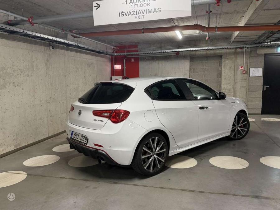 White Alfa Romeo Giulietta 2016 in Vilnius, with an engine capacity of 1.74 L and mileage of 95 thousand km for 14500 €, photo 3 on AUTOMOTO.COM.LV