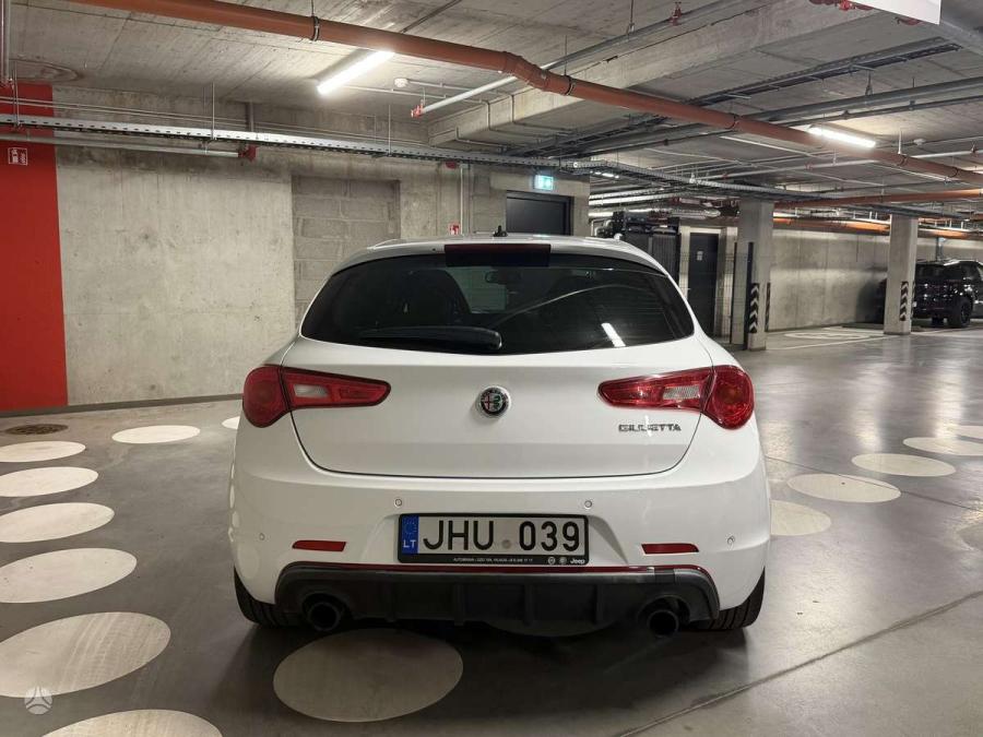 White Alfa Romeo Giulietta 2016 in Vilnius, with an engine capacity of 1.74 L and mileage of 95 thousand km for 14500 €, photo 4 on AUTOMOTO.COM.LV